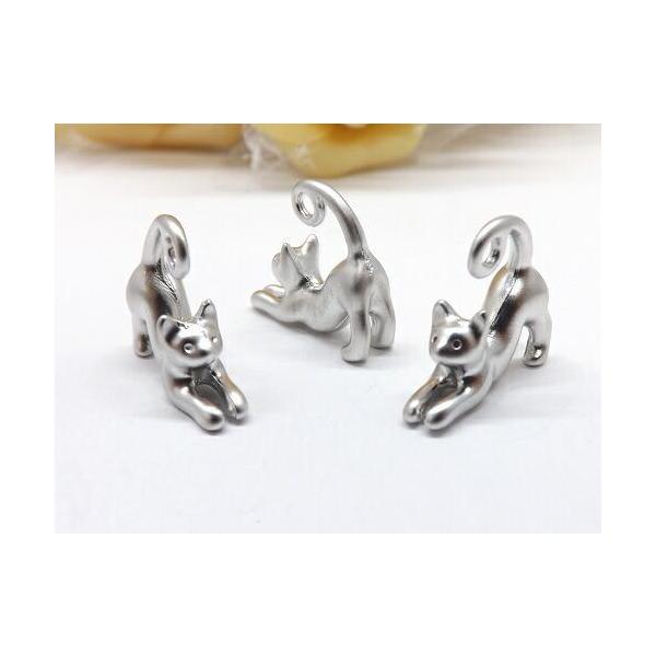立体　猫　チャーム　マットシルバー　2個入り　cha-0334〜商品詳細〜サイズ・・・約16.5×15×5ｍｍ　カラー・・・マットシルバー