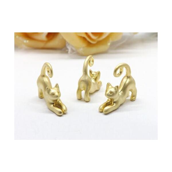 立体　猫　チャーム　マットゴールド　2個入り　cha-0335〜商品詳細〜サイズ・・・約16.5×15×5ｍｍ　カラー・・・マットゴールド