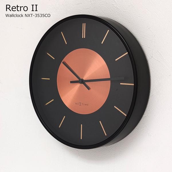 60年代のエレガンスなデザインをオマージュした壁掛け時計。本体はマットな質感のスチールで仕上げたスタイリッシュなデザイン。黒の本体カラーにアクセントカラーとしてコッパー(銅色)を合わせました。コッパーの文字盤に黒の針が映えるデザインがレトロ...