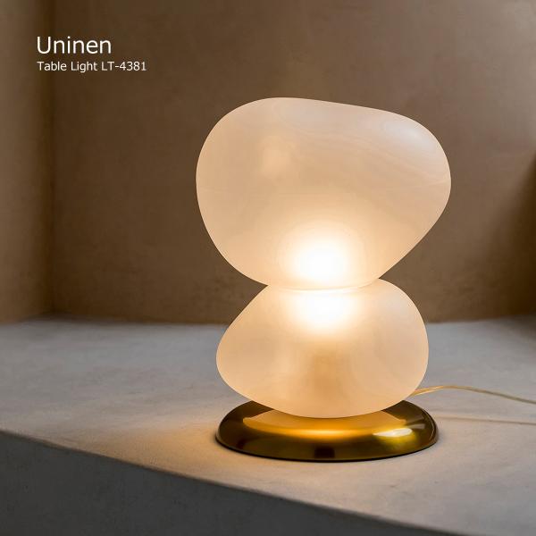 不規則で有機的なシルエットがアブストラクトアートを思わせるインテリア性の高いテーブルライト。アシンメトリーな2つのフォルムを半透明のフロストガラスで表現しています。ふわりとした明かりがかすかな輪郭を浮かび上がらせ、癒しのひとときを演出します...