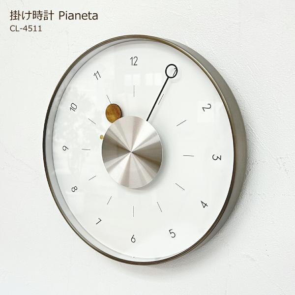 惑星をイメージした丸い針が公転するコズミックなテーマを基にデザインされています。木製の短針は木星を、金色の秒針は金星をモチーフにしており、それぞれを連想させる温かみのある素材感とカラーが特徴です。長針は太陽系で最も遠い惑星である海王星をイメ...