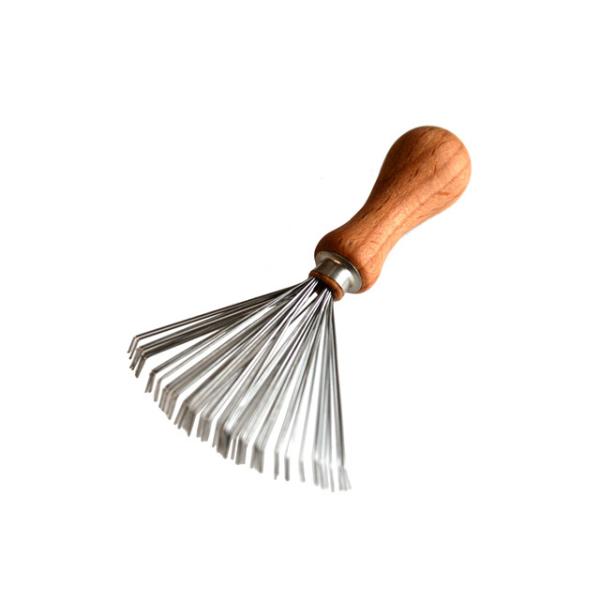 ブラシのお手入れも習慣に。ブラシはこまめにクリーナー（毛取り）でメンテナンスすることで清潔に長く使えます。ドイツレデッカーの正規輸入品。Redecker（レデッカー）はドイツで1936年創業の老舗ブラシメーカー。天然素材を使ったひとつひとつ...