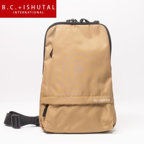 【バッグ ボディバッグ メンズ B.C.+ISHUTAL 軽量撥水 ボディバッグ ベージュ IXE-4104】”軽量、撥水、デザイン性三拍子そろったシリーズ” ”B.C.+ISHUTAL”の新シリーズ『ジーベック』。 撥水性の高い軽量ポリエ...