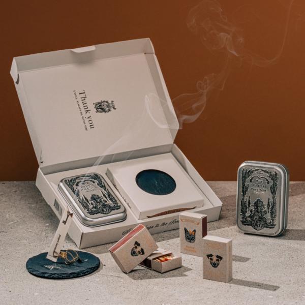 商品名：オプタウム ペーパーインセンス ギフトセットセット内容：48枚入り、天然石トレイ、クリープ、ティンケース「特徴」火を灯すだけで香りが広がる紙タイプのお香／伝統的な香り付け技術で3ヶ月間じっくり熟成／天然パルプ使用で環境に優しく、灰が...