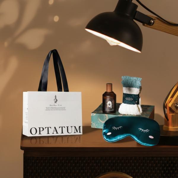 【心安らぐ夜を贈る。至福の睡眠ギフトセット】忙しい毎日を過ごす大切な方へ、「心地よい眠り」の時間をプレゼントしませんか？ 神秘的な宇宙の静寂をイメージしたピローミスト「ユニバースドリーム」と、ギフトバッグをセットにしました。セット内容　●ユ...