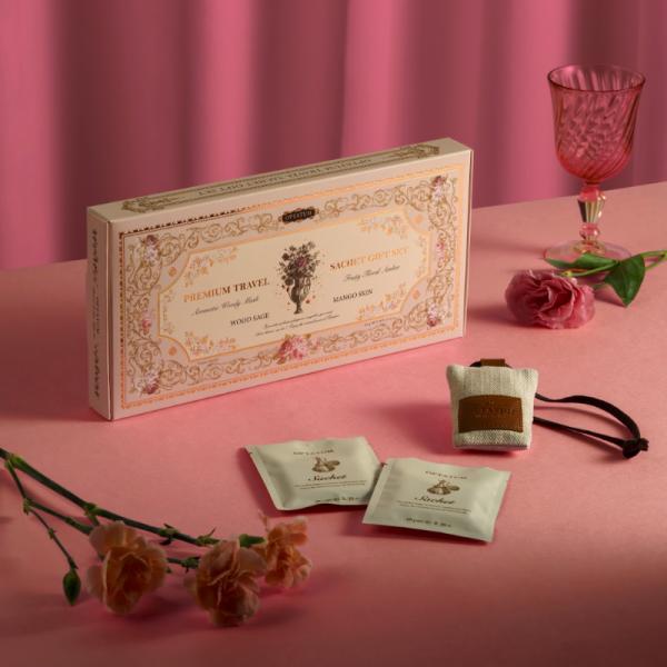 〈商品説明〉旅先も香りとともに…ミニサシェ２種の香りと愛らしいサシェ用ポーチがついた香りギフトボックスです。気持ち良いお出かけになる香りのお守り。ゆとりと癒しのある旅の時間を。車内やカバンの中、キャリーバッグ、クローゼット等に吊るすだけで、...