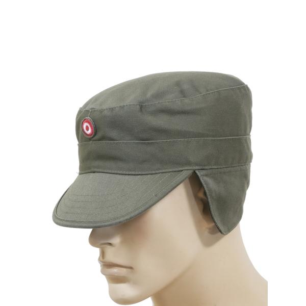 オーストリア軍のフリースフラップ付きキャップ。側面から後面へ裏地がフリースの垂れ布が取り付けられています。垂れ布の後頭部にはゴムが入れられている場合があります。フチに付けられている黒い布により、タグのサイズ表記より1〜2cm程度小さくなって...