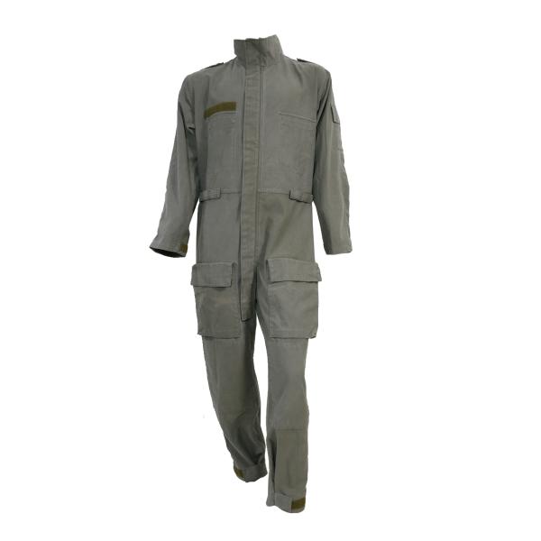 オーストリア軍の作業用カバーオール/つなぎ。製造年は90年後代頃です。前開きと足の側面はWファスナーで開くので、着脱がしやすくなっています。フラップはベルクロ留めです。手足首とウエストもベルクロ付きのストラップで絞ることができます。ポケット...