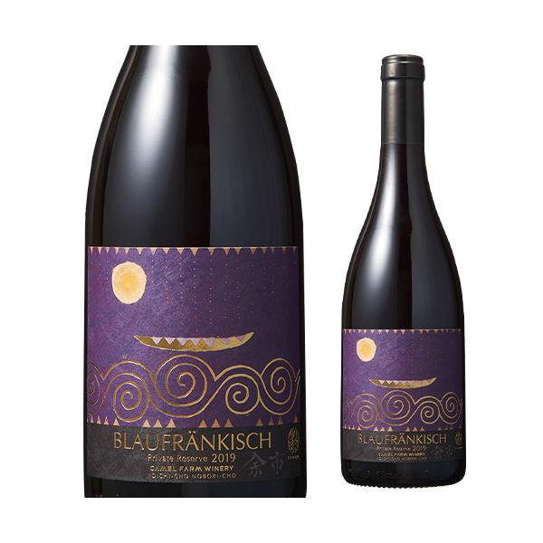 美しく輝くやや紫がかったガーネット色。サクランボやブラックベリーをコンポートしたような心地よいアロマ。ほのかにミントやブラックペッパーなどのハーブやスミレ、ミネラルの香りも。バニラやカラメルのような樽由来の香りもあり、しっかりとしたボディと...