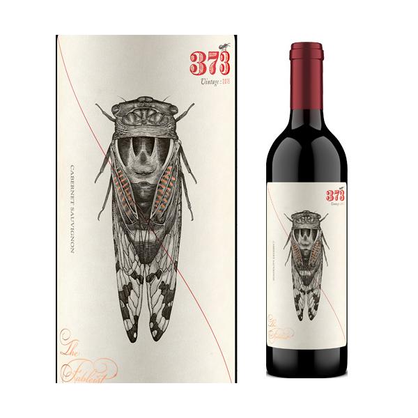 カシスなど柔らかな赤系の果実のフレーバー、シダー、バニラの香りが口の中に広がり、ミントやユーカリの爽やかなアロマが現れる。しなやかで力強いフィニッシュは心地よく、優しく包み込まれるような感覚を憶える。英字表記:Fableist Wine C...