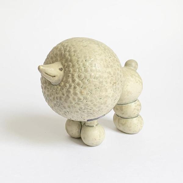 リサ・ラーソン（Lisa Larson）が1972年にデザインしたKennel（ケンネル）シリーズの「Pudel（プードル）」。1977年から1979年のわずか数年間しか製造されなかった希少なヴィンテージ作品で、本品は当時グスタフスベリで作...