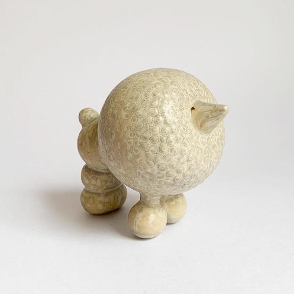 リサ・ラーソン（Lisa Larson）が1972年にデザインしたKennel（ケンネル）シリーズの「Pudel（プードル）」。1977年から1979年のわずか数年間しか製造されなかった希少なヴィンテージ作品で、本品は当時グスタフスベリで作...