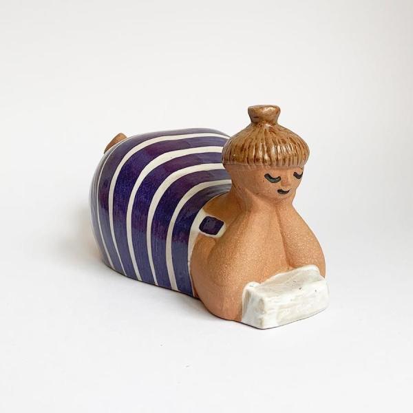 1958年に発表された、Lisa Larson（リサ・ラーソン）によるABC-FLICKOR（ABC少女）シリーズの「BEATA（ベータ）」です。シリーズ名は、Amalia、Beata、Charlotta、Dora、Emmaという5人の少女...