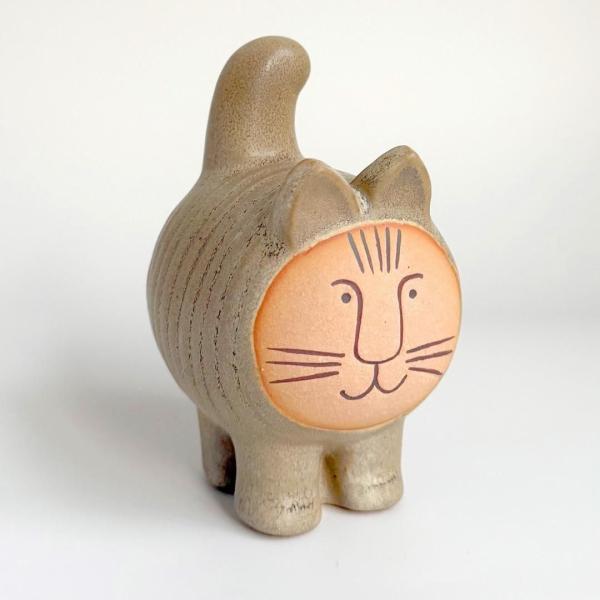 リサ・ラーソンが1965年に発表した「MENAGERI Katt」と、1971年に発表した「JURA Stora katten」の造形をもとに、復刻された作品が「DIECI CAT（ディエチ キャット）」です。つやを抑えたマットな質感で、ボ...