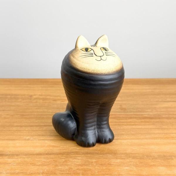 2011年にリサ・ラーソンがデザインした「Maya（マヤ）」シリーズの猫のオブジェ。すっと伸びた胴体に、揃えられた前足。足元から見上げるような眼差しと、わずかに口角が上がった表情が印象的です。上を向いた視線でデザインされているため、棚の下段...