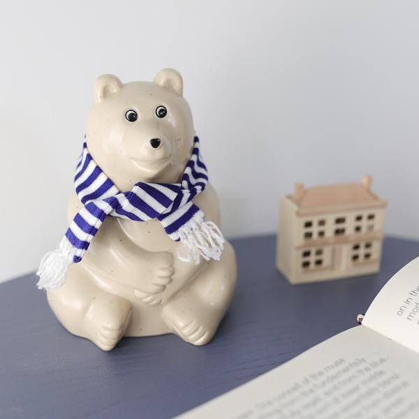 【発売日：2025年08月21日】マフラー付き白くま貯金箱！2025年のマフラーはブルーのボーダーです。フィンランドのNordeaBankのノベルティとして用いられていたシロクマ貯金箱。愛嬌があるその座り姿で日本でも人気のアイテムです。鍵付...