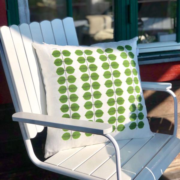 リンドベリを象徴するデザイン「ベルサ」をインテリアに。クッションカバーのご案内です。スウェーデンを代表する陶磁器メーカー、グスタフスベリで1960?1974年に製造されていた食器のデザイン「(BERSA)ベルサ」。デザイナーのスティグ・リン...