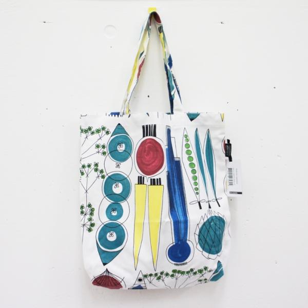 コットンとリネンがさわやかな肌触りのバッグ。キッチンタオルと同じ薄手の生地でできています。A4サイズが余裕で入る、使い勝手の良い大きさです。北欧らしいモチーフや色使いが新鮮なデザインは、主に1950-70年代に生み出されたもの。時代を経て世...