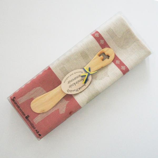 北欧らしいキッチンタオルとバターナイフのセット。PPケースに入ったプレゼント仕様で、そのままお渡しするギフトとしても活躍します。70x50cmの大判サイズのキッチンタオルは、たくさんの食器や大きなお鍋の拭き上げに活躍。また前掛けのように使っ...