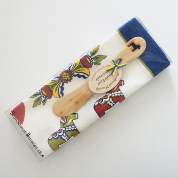 北欧らしいキッチンタオルとバターナイフのセット。PPケースに入ったプレゼント仕様で、そのままお渡しするギフトとしても活躍します。70x50cmの大判サイズのキッチンタオルは、たくさんの食器や大きなお鍋の拭き上げに活躍。また前掛けのように使っ...