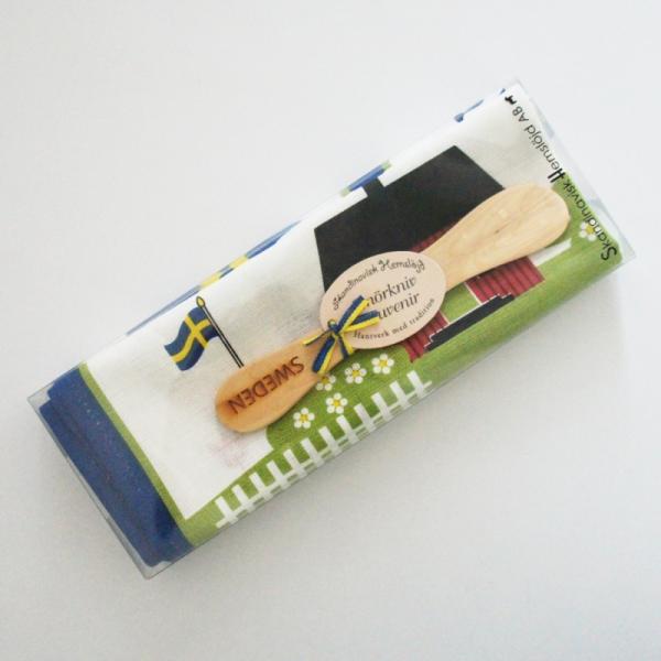 北欧らしいキッチンタオルとバターナイフのセット。PPケースに入ったプレゼント仕様で、そのままお渡しするギフトとしても活躍します。70x50cmの大判サイズのキッチンタオルは、たくさんの食器や大きなお鍋の拭き上げに活躍。また前掛けのように使っ...