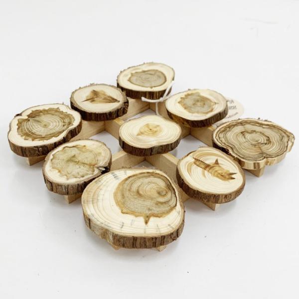 天然木でぬくもりたっぷりの鍋敷き。北欧の職人による手作りです。天然木の木目を活かした、森の香り溢れるナチュラルな木製ポットマット。年とともに風合いを増し、木の色があめ色になる過程を楽しみながら使える一生物のアイテムです。ジュニパー材の枝を丸...