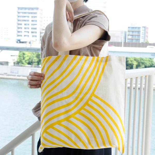 イエローのストライプ模様が可愛いコットントートバッグ。反対側にはスティルレーベンのロゴが入っています。A4サイズが余裕で入る大きさで、お出かけや習い事などに重宝します。生地が薄いので、折りたたんで持ち運ぶサブバックとしてもいいですね。【サイ...