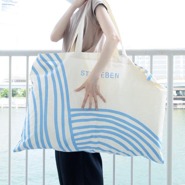 ブルーのストライプ模様が可愛い大きなコットントートバッグ。スティルレーベンのロゴが入って、両面が同じデザインです。コットンバッグとしてはめずらしいほど大きいので、普通のバッグに入らないものの持ち運びに。生地が薄いので、あまり重いものには適し...