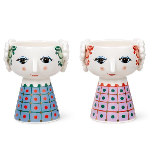 数量限定！人気のEva(エヴァ)のキャンドルホルダーセットです。2022年の限定カラーは、レッドとグリーンを基調としています。ペアのキャンドルホルダー は、オブジェとしても存在感を発揮します。アーモンド型の目や三角の鼻、優しく微笑んだ口元を...