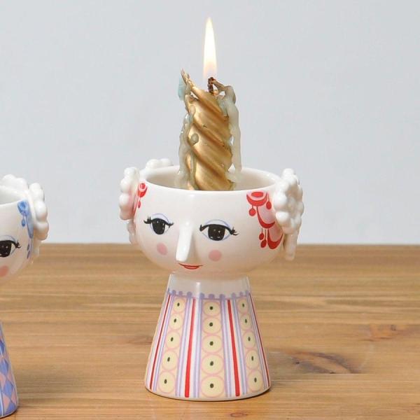 EVAシリーズに新たに追加されたキャンドルホルダー。レトロさを感じさせる配色で、オブジェとしても存在感を発揮します。アーモンド型の目や三角の鼻、優しく微笑んだ口元を持つ女性の顔は、強く柔らかな印象を放ち、ビヨン・ヴィンブラッドのアイコニック...