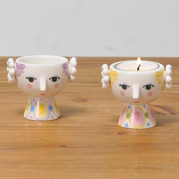 EVAシリーズにティーライトキャンドルホルダーセットが登場！アーモンド型の目や三角の鼻、優しく微笑んだ口元を持つ女性の顔は、強く柔らかな印象を放ち、ビヨン・ヴィンブラッドのアイコニックな作品の一つです。それぞれのティーライトホルダーは個性を...