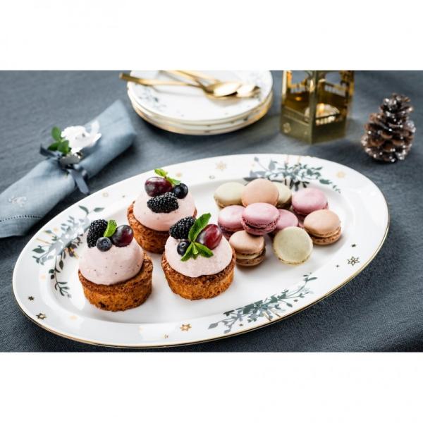 デンマークのデザイナー、イェッテ・フローリッヒによって繊細にデザインされたテーブルウェア。冬の星（ウィンタースター）と木の枝が描かれ、ゴールドの縁取りがされたお皿は、上品でクリスマスの食卓にぴったりです。冬の澄んだ空気感と、あたたかな家で過...