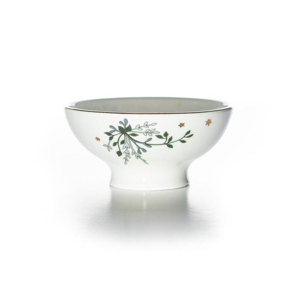 デンマークのデザイナー、イェッテ・フローリッヒによって繊細にデザインされたテーブルウェア。ゴールドとグリーンで描かれたボウルは、上品でクリスマスの食卓にぴったりです。冬の澄んだ空気感を感じさせるデザインは、あたたかな家で過ごす特別な時間を演...