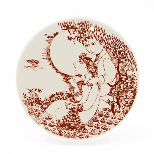 ビヨン・ヴィンブラッドのヴィンテージ商品。木陰から夕日を眺める幸福感いっぱいのカップルを描いた壁掛けプレートです。デンマーク・二&amp;#8212;モル社（NYMOLLE DENMARK）で製作された壁掛け用の穴あきプレートです。朝、昼、...