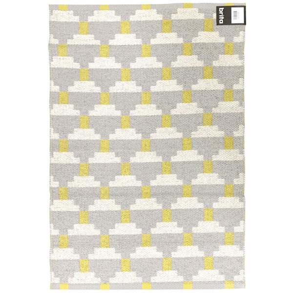 お手入れ簡単なプラスチックラグ。グラフィカルなデザインが楽しめます。プラスチックラグはスウェーデンの工場で伝統的な製法で織られています。現代のライフスタイルにも合うように、グラフィカルでカラフルな色合いでデザインされています。キッチンや廊下...