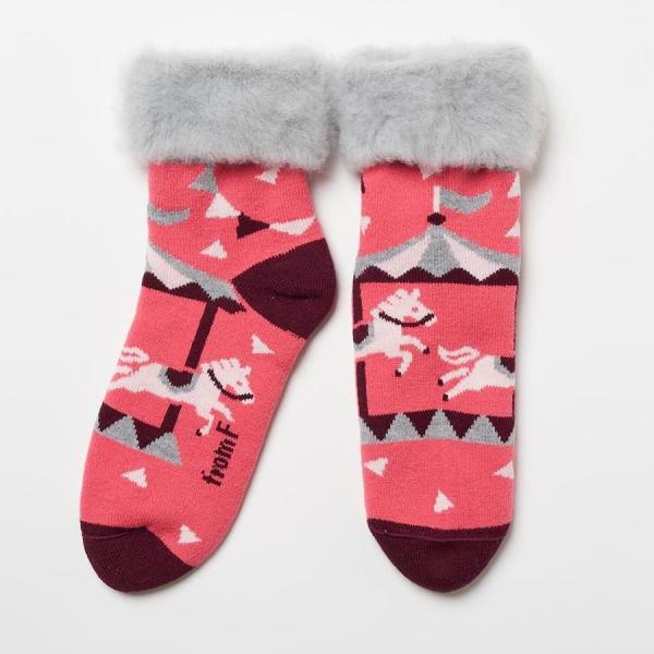 もこもこの起毛がとってもあたたかくて気持ちいい厚手のソックス。冬のお家の中で大活躍します。抗菌・消臭効果もあるのが嬉しいところ。可愛らしい絵柄から、お気に入りの一足を見つけてくださいね。from F(フロムエフ)はフィンランドで設立された「...