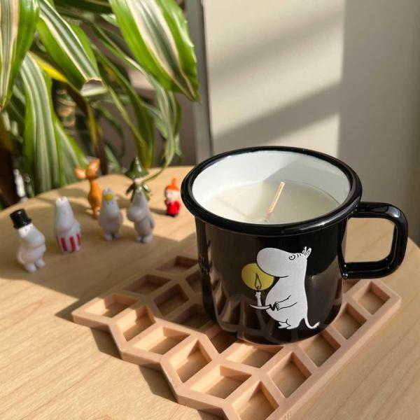 ホーローマグの中にキャンドルが入ったアイテム。キャンドルに火をつけたらマグの取っ手を持って移動できるのでお気に入り場所でキャンドルの灯りを楽しめます。キャンドルを使い終わった後は、小物入れとしてご活用ください。この商品は、国際人権 NGO ...