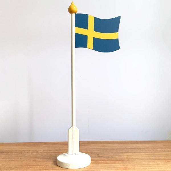 木製でかわいい北欧の国旗オブジェ。スウェーデンの国旗です。特別な記念日にはもちろん、北欧インテリアのオブジェとしても人気です。スウェーデンのラッセントレー社製の正規品です。【生産地】スウェーデン【素材】木【注意事項】天然素材を使用したハンド...
