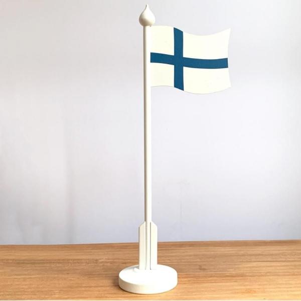 木製でかわいい北欧の国旗オブジェ。フィンランドの国旗です。特別な記念日にはもちろん、北欧インテリアのオブジェとしても人気です。スウェーデンのラッセントレー社製の正規品です。【生産地】スウェーデン【素材】木【注意事項】天然素材を使用したハンド...