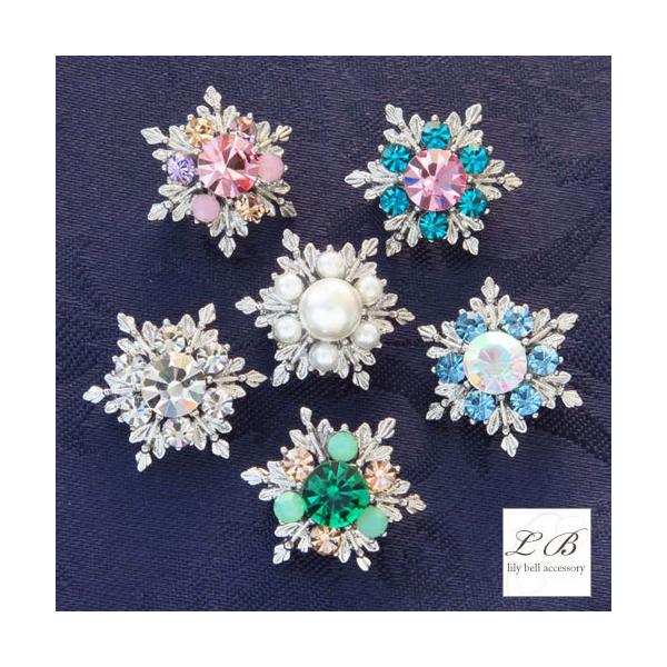 ■商品説明大人気★雪の結晶モチーフのミニブローチ。 樹枝状の六角形デザインが繊細かつクールな印象を与えてくれます。 他の雪の結晶ブローチとの重ねづけもGOOD!! 胸元のアクセサリーとしてはもちろん、バッグや帽子などのワンポイントにもおすす...