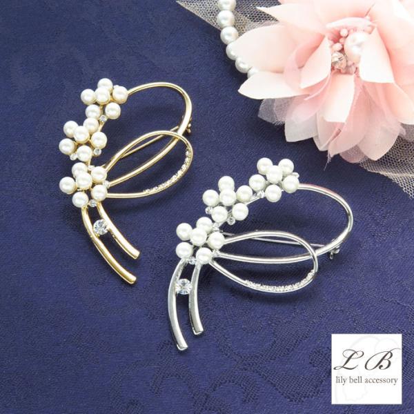 ■商品説明おしゃれアイテム★リリーベルアクセサリー☆セレクション小粒パールの花モチーフが愛らしいエレガントブローチ。 ダブルの細リボン風デザインにはラインストーンがあしらわれ、華やかさもプラス☆ 入学式や卒業式などのフォーマルシーンはもちろ...