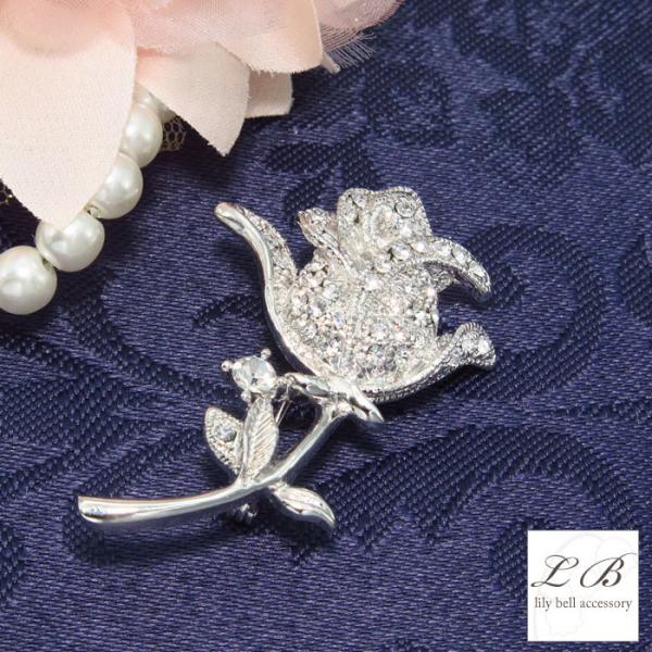 ■商品説明リリーベルアクセサリー☆セレクション一輪バラのエレガントブローチ。 ラインストーンがキラキラと輝き、胸元を明るく照らしてくれます。 折り重なったような花びらデザインで、細部まで拘ったオシャレなアイテムです。■サイズモチーフ：約4....