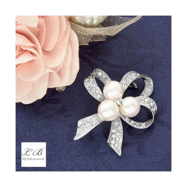 ■商品説明おしゃれアイテム★大人かわいいリボンデザインのブローチ。 くるんと巻かれたリボンがとってもキュートな女性らしさあふれるデザインです。 シンプルな帽子に合わせれば、グッとオシャレ度もアップ↑↑※生産上、パールに薄い筋のようなものが入...