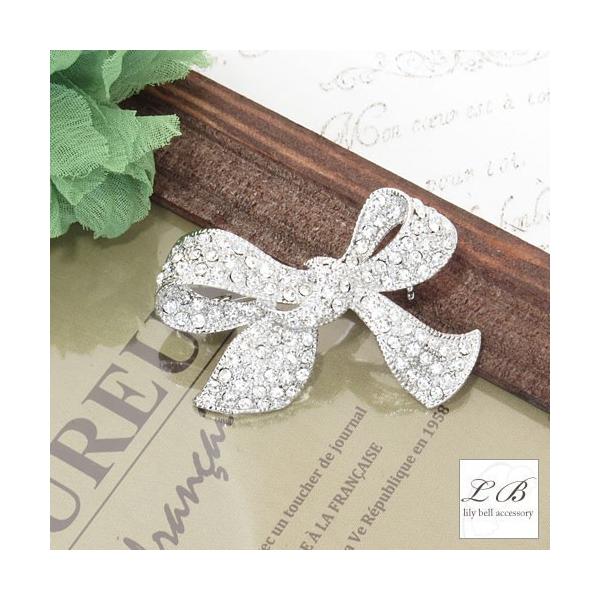 ■商品説明ラインストーン煌くリボンブローチ。 緩やかな曲線ラインと流れるようなリボンが女性らしいデザインです。 ラインストーンがきらきらと光り、華やかさをプラス☆ ミニサイズのリボンとの重ねづけもGOOD!!■サイズ全体：約3.5×4.5c...