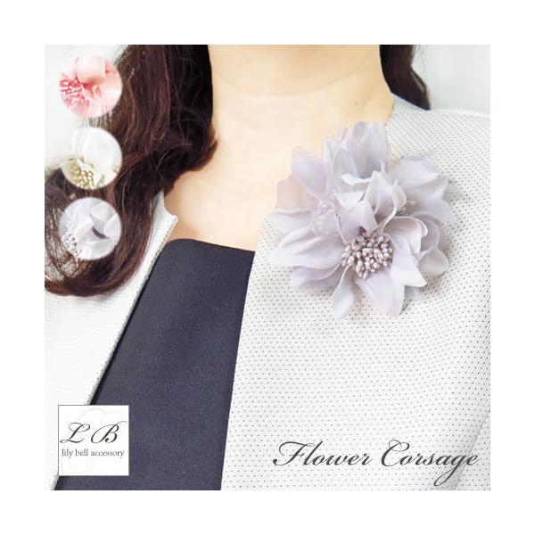 ■商品説明3つの花フラワーがデザインされたコサージュ。 素材の異なる花びらが重なり、花中央部にはラメ加工がされたペップも♪ シンプルなデザインながら、華のある胸元に。 クリップ&amp;ピンの2way仕様ですので、胸元のコサージュとしてはも...