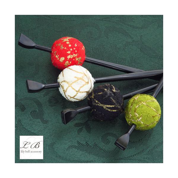 ■商品説明ちりめん玉に金箔が施された和感たっぷりの一本足かんざし簪。 存在感ある大きめの玉で華やかにヘアスタイルに。※商品により、金箔の出方は異なります。※赤のみ金箔の入り方が他色と異なります。■カラーバリエーション白　黒　赤　若葉色※赤の...