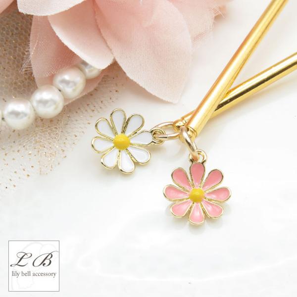 【リリーベルアクセサリーオリジナルデザイン/日本製】可愛らしい花フラワーチャームが揺れる一本かんざし簪。 パステル調カラーがとってもキュート!! シンプルなデザインですので、普段のオシャレにピッタリです♪※パーツの入荷状況で、かんざし先端の...