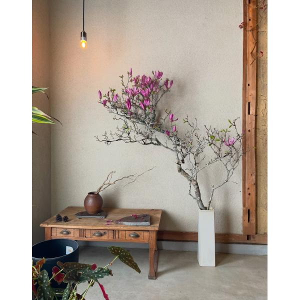 〜200センチの高さもある枝物も飾れる安定感抜群のおしゃれ花器アイボリーブロンズと2色展開で幅も取らず飾りやすい陶器製の花器です置く場所のインテリアに合わせて色をお選びください