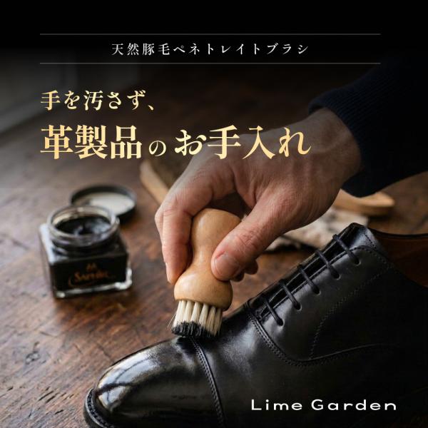 【天然豚毛・使うほど馴染む】天然の豚毛を使用しているため、使い始めは多少の毛抜けがございます。ご使用を重ねるうちに毛抜けはおさまり、毛先にクリームが馴染んで塗り心地が向上。使い込むほど手に馴染む「育てるブラシ」です。【専用保管ケース付】使用...
