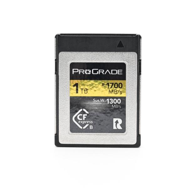 ProGrade Digital GOLD CFexpressカード TypeB 1TBR:1700MB/s SusW:1300MB/s■外観スレわずかでキレイ。写真でご確認ください。■動作検品動作確認実施しており問題ありません。■付属品ケ...